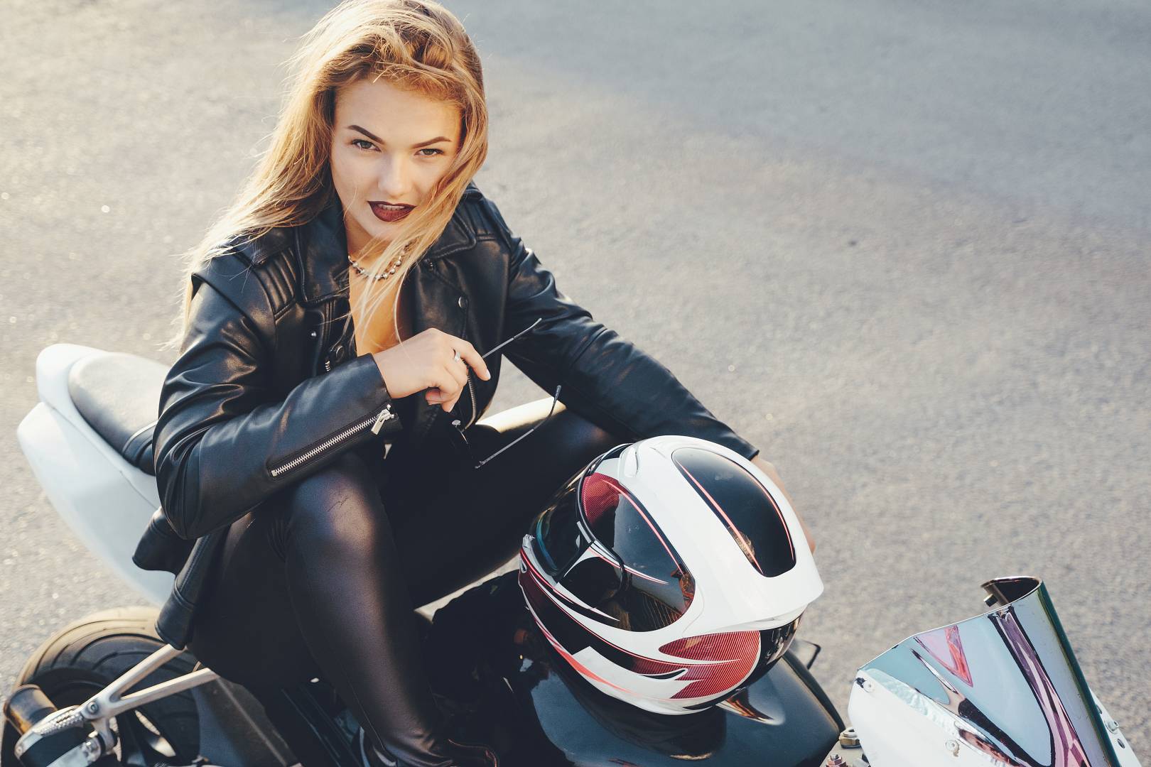 Odzież motocyklowa, która robi różnicę: bezpieczeństwo, technologia i ...